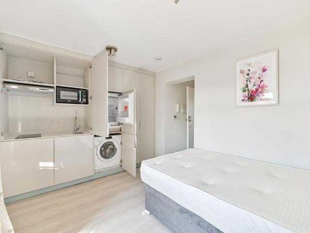 Hounslow Avenue, Hounslow TW3, Studio to rent, £1,250 pcm | PrimeLocation