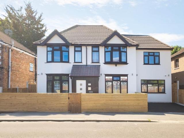 Hounslow Avenue Hounslow TW3 Studio to rent £1,325 pcm £306 pw