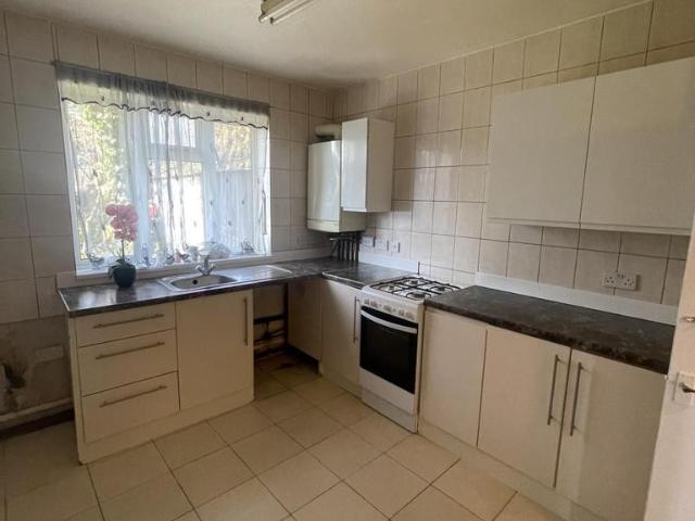 Hounslow, Middlesex TW4 2 bed flat to rent £1,650 pcm £381 pw