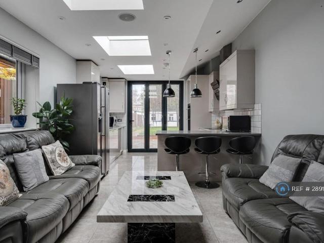 Hounslow Road, Feltham, TW13 4 bed semi detached house to rent £2,800 pcm £646 pw