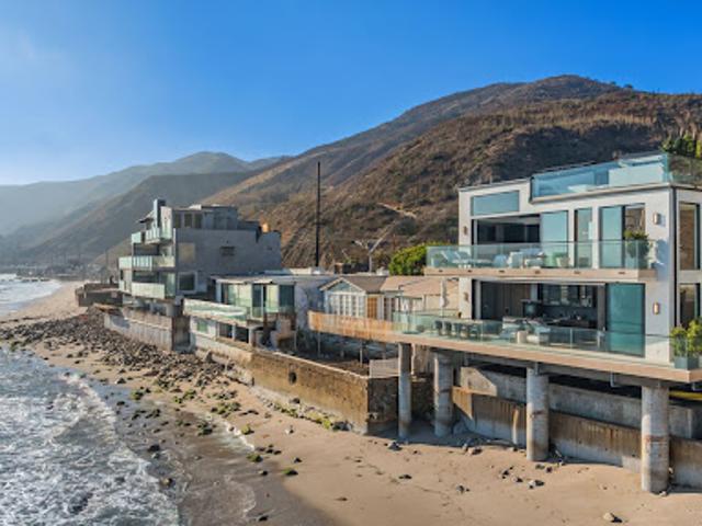 Seaside house with pool and garden