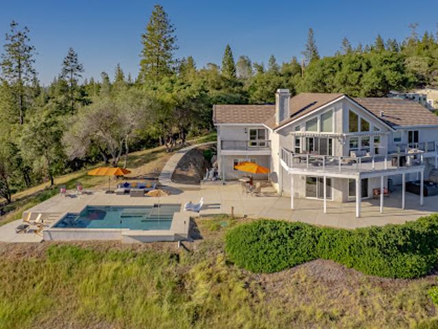 House with pool and garden