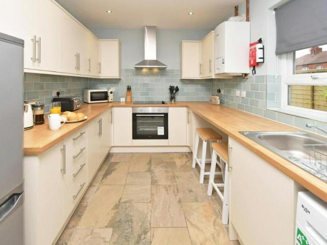 House 4 Bedroom For Rent Crewe Crewe 3300 ES99939198