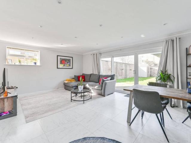 House 4 Bedroom For Rent Bromley Bromley 4986 ES99387126