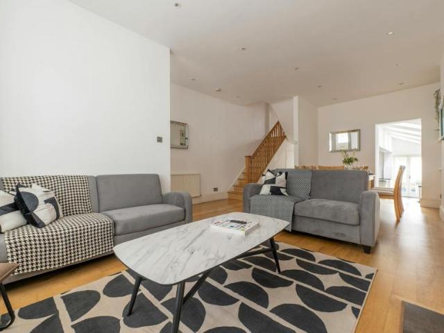 House 4 Bedroom For Rent London London 11300 ELS93982153
