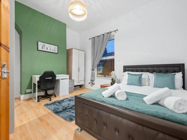 House 4 Bedroom For Rent Salford Salford 3200 ES99882590
