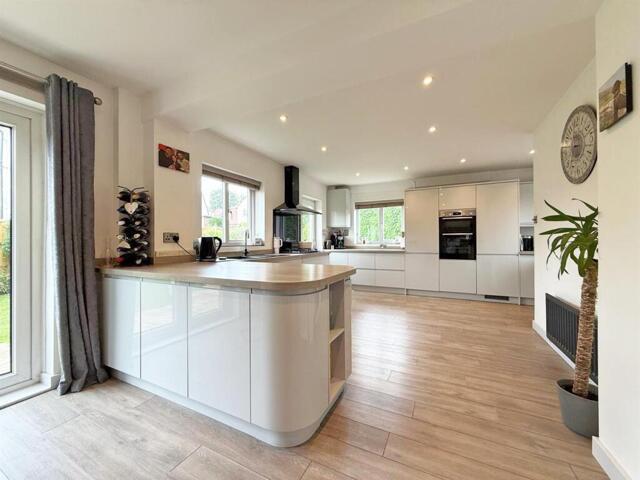 House 4 Bedroom For Sale Copthorne West Sussex 585000 ELS99029262