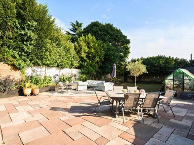 House 4 Bedroom For Sale Chertsey Surrey 900000 ES100398525