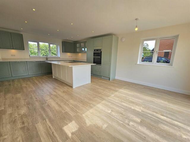 House 4 Bedroom For Sale Over Old Road Over Old Road 575000 ES88280647