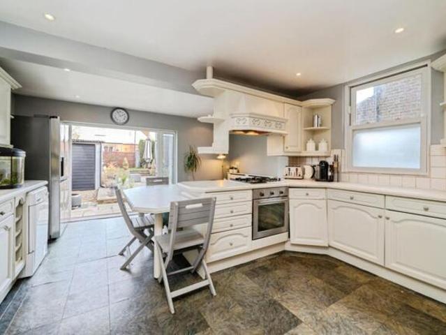 House 4 Bedroom For Sale Leatherhead Surrey 650000 ES100024241