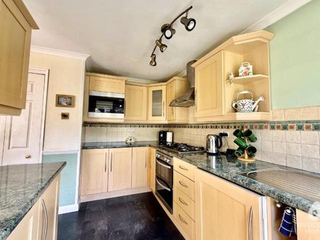 House 4 Bedroom For Sale Woodley Wokingham 550000 ES101891974