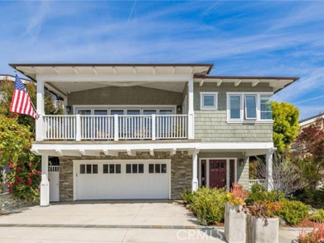 Seaside contemporary house with garden