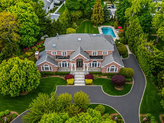 House with pool and garden