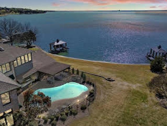 Seaside house with pool and garden