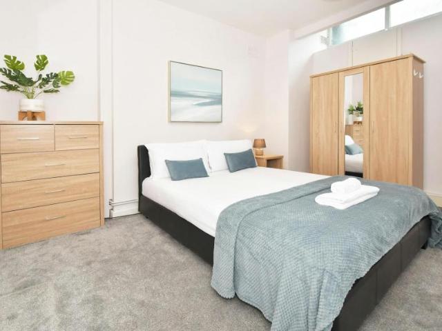 House 5 Bedroom For Rent Crewe Crewe 3600 ELS102367718