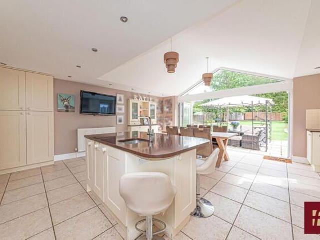 House 5 Bedroom For Sale Crowthorne Wokingham 1000000 ELS99092337