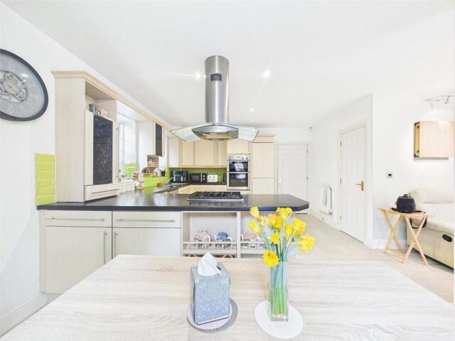 House 5 Bedroom For Sale Gloucester Gloucestershire 700000 ES99773622