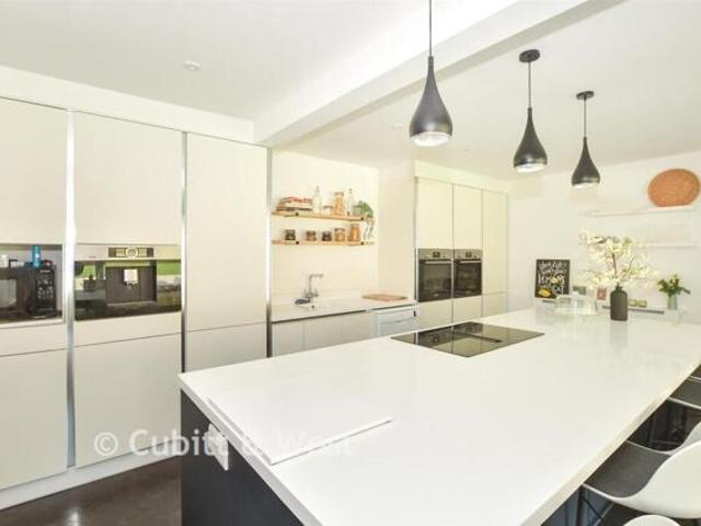 House 5 Bedroom For Sale Haywards Heath West Sussex 850000 ES99290044