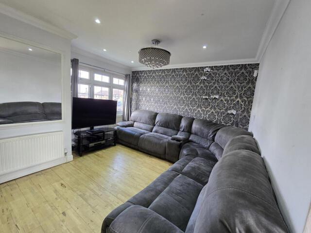 House 5 Bedroom For Sale Uxbridge Greater London 620000 ES99641691