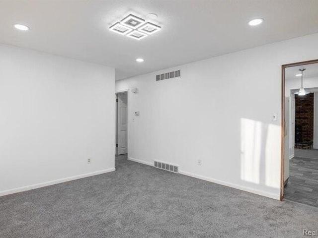 house 5 bedroom, Warren MI 48091 DS88356561