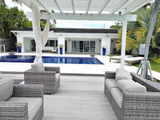 Seaside house with pool