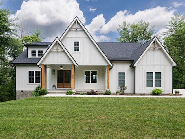 House with pool and garden