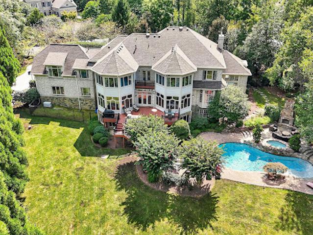 House with pool and garden