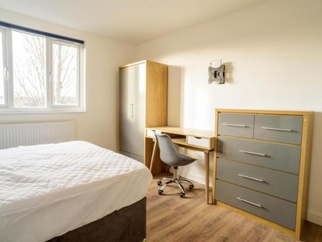 House 8 Bedroom For Rent Beeston East Midlands 3987 ES98286081