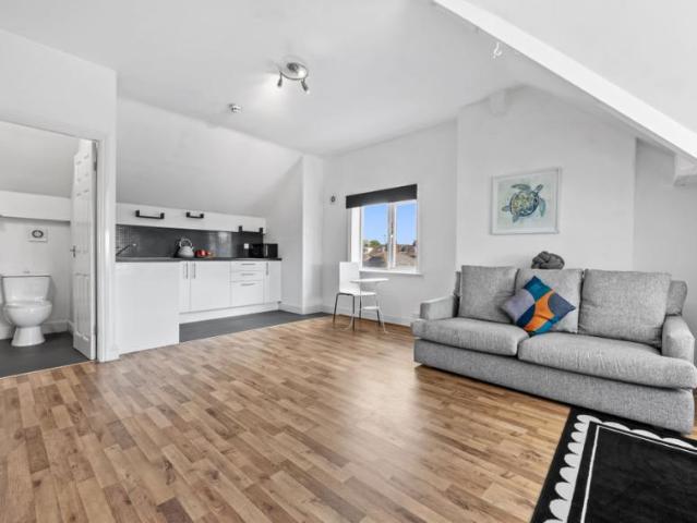 House 8 Bedroom For Rent Leeds Leeds 20808 ES102664123
