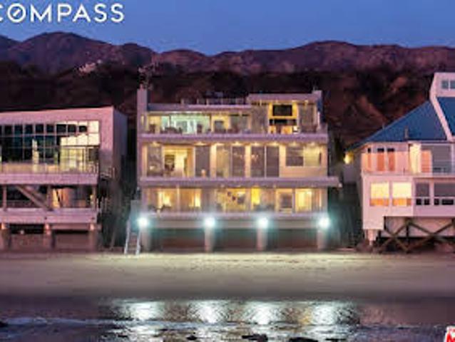 Seaside house with pool and garden