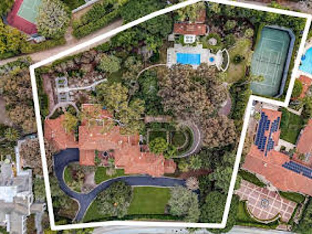 Seaside house with pool and garden