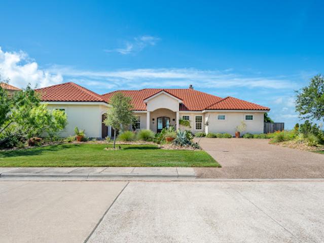 Seaside house with pool and garden