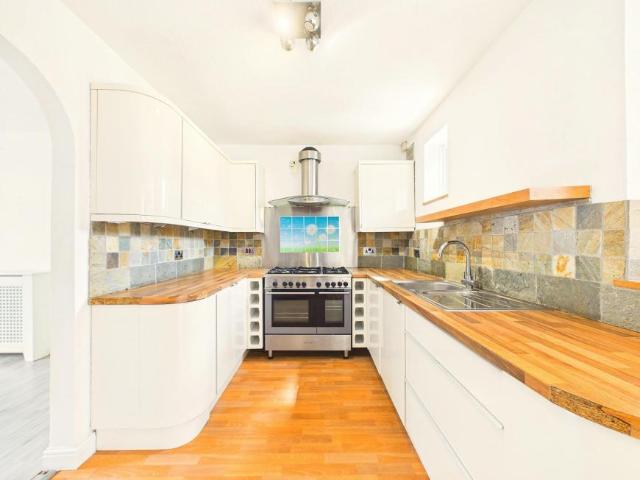 House 2 Bedroom For Rent Hatfield Hatfield 3500 ES103152612