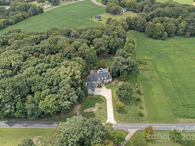 House with pool and garden