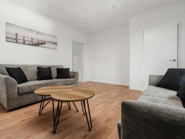 House 3 Bedroom For Rent Farnworth Farnworth 2400 ELS102246305