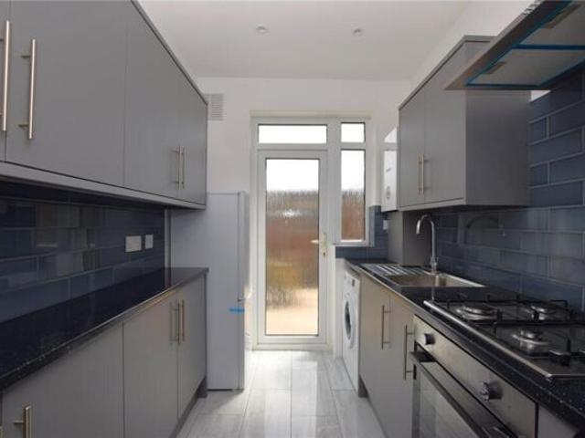 House 3 Bedroom For Rent Romford Essex 2400 ELS101001490