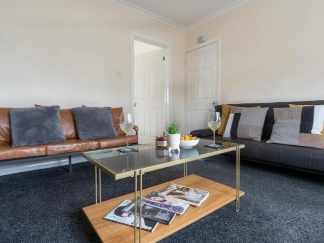 House 3 Bedroom For Rent Woking Woking 6384 ES70564328