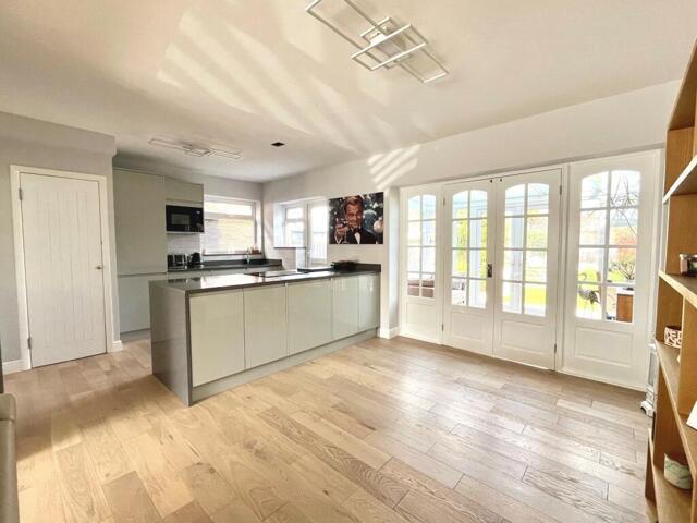 House 3 Bedroom For Sale Chessington Great London 700000 ES100988097