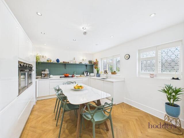 House 3 Bedroom For Sale Chertsey Surrey 499950 ES98903774