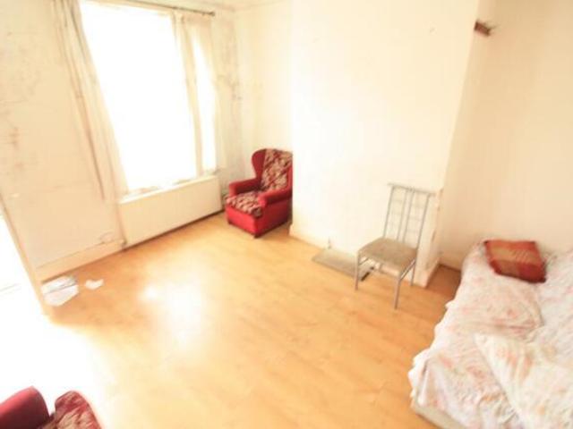 House 3 Bedroom For Sale Leeds Leeds 130000 ELS99523674