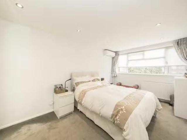 House terraced for sale in Linksway, London, NW4 Ref 233744
