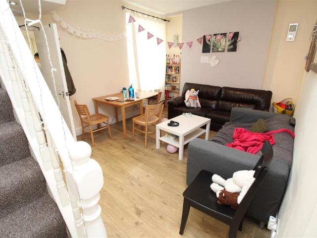 House Terraced For Rent Queen Street, Pontypridd