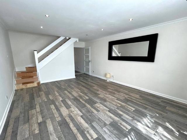 House to Rent: Cleave Avenue, UB3