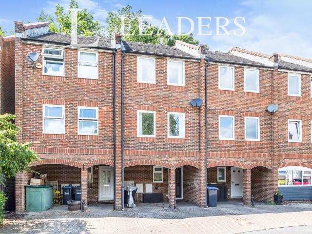House to rent in Manning Close, East Grinstead, RH19 | Leaders
