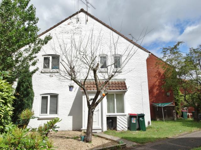 house to rent in Oakapple Close, Broadfield