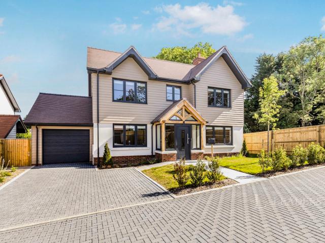 House to rent in Coolhurst Close, Monks Gate, Horsham, West Sussex, RH13 | Leaders