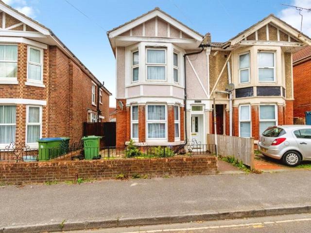 House to rent in Devonshire Road, Southampton, Hampshire, SO15 | Leaders
