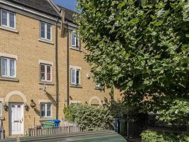 House to rent in Kelly Avenue, London, SE15 Ref 231564