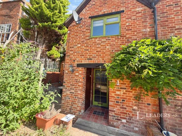 House to rent in Riverside Mews, Market Square, Buckingham, MK18 | Leaders