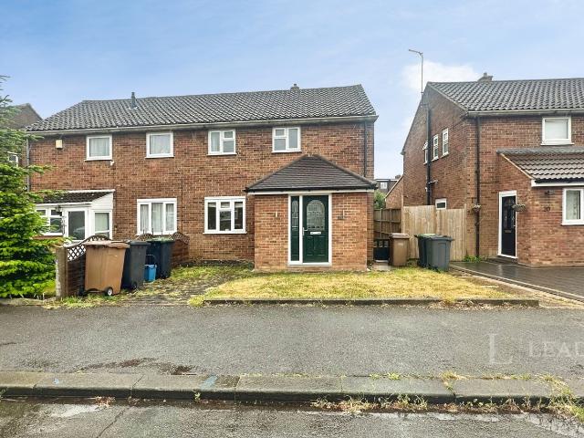 House to rent in Wodecroft Road, Luton, Bedfordshire, LU3 | Leaders